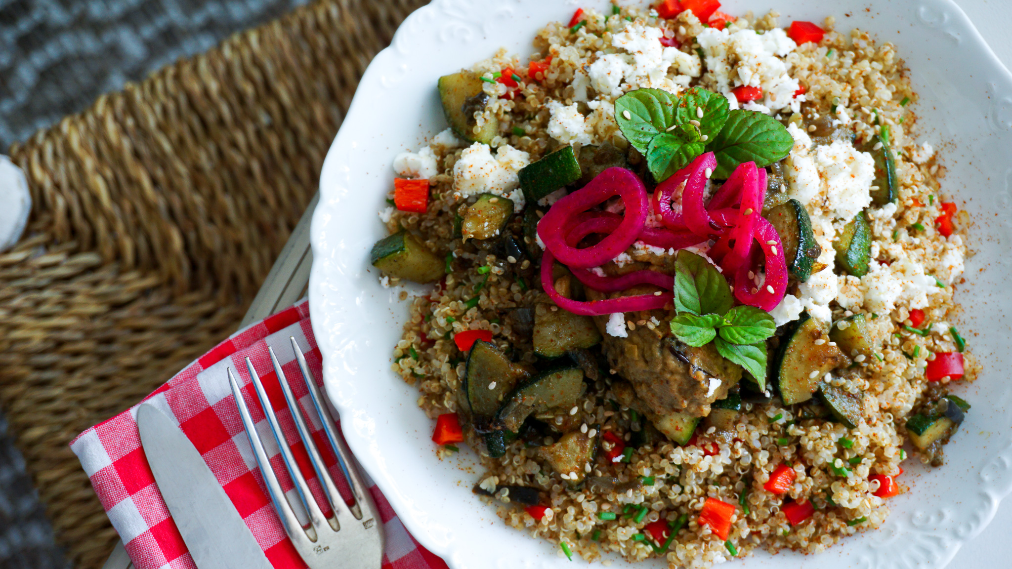Recette de salade fraîcheur : caviar d’aubergine, feta, courgettes au ...